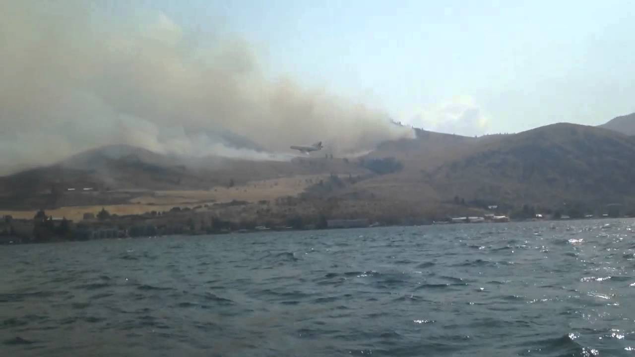 Lake Chelan fire retardant plane drops load over town - YouTube