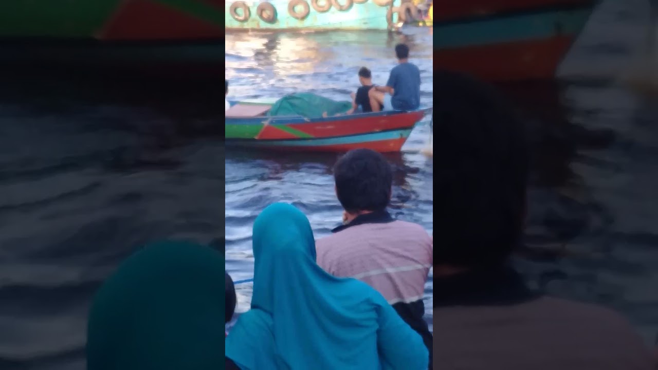 Tabrakan motor air di air hitam besar - YouTube