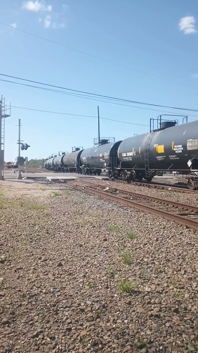 up🇺🇲 SD70ACE 8951 leader leads EMD leads northbound manfeist at Galveston sub #railfan - YouTube