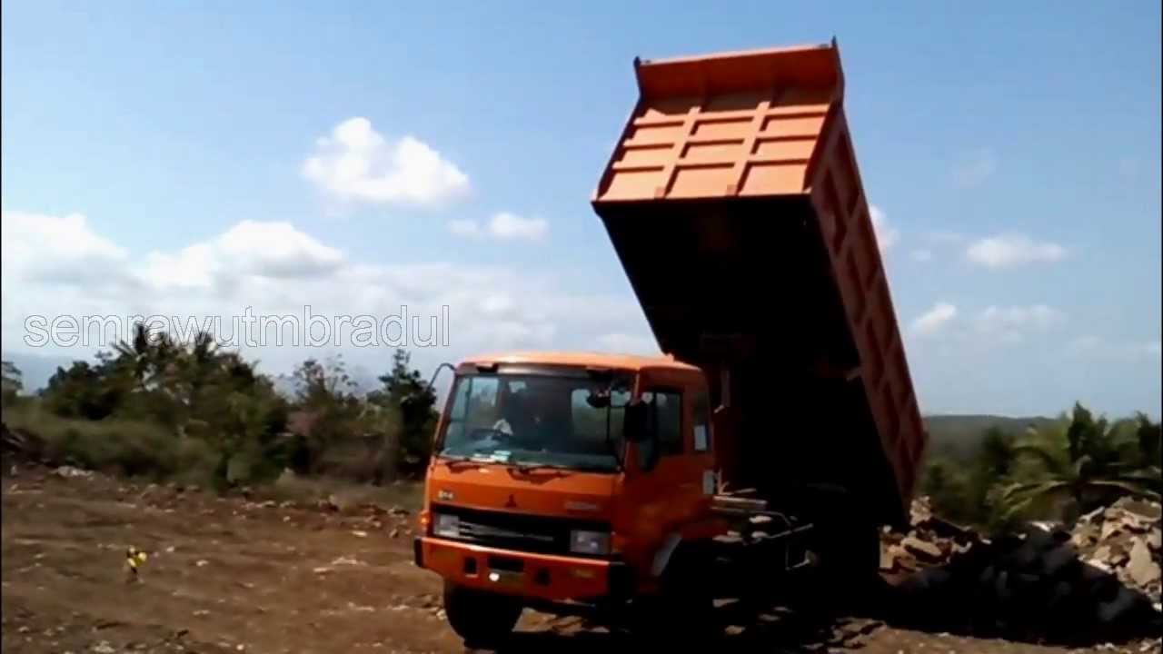 Dump Truck Mitsubishi Fuso 220PS Unloading Rocks - YouTube