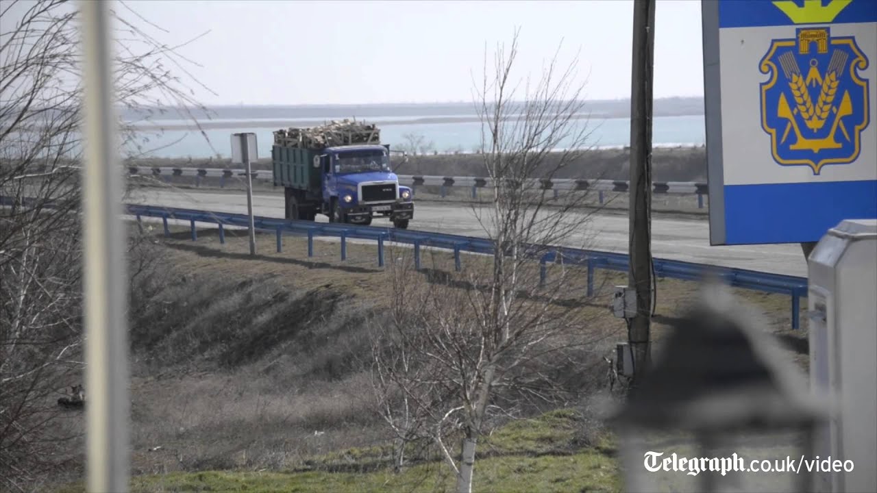 Ukraine crisis: Crimea's new Russian-made border - YouTube