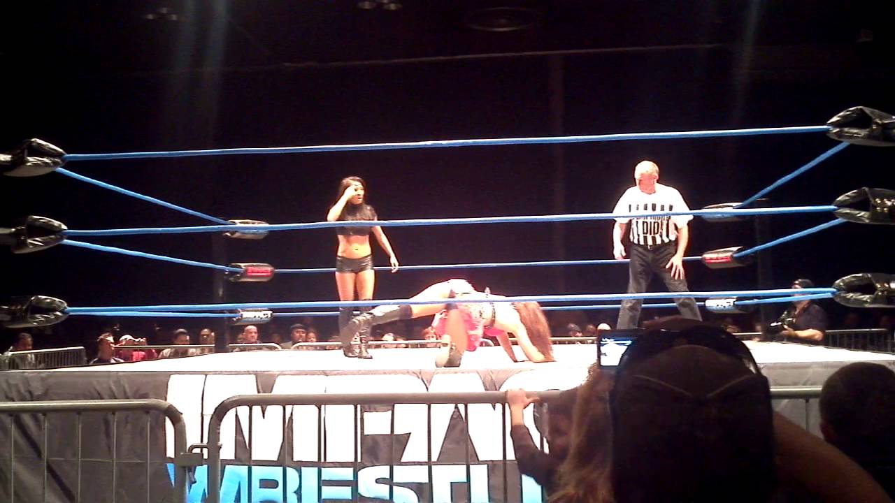 Gail Kim vs Mickie James House Show 12/30/2011 - YouTube