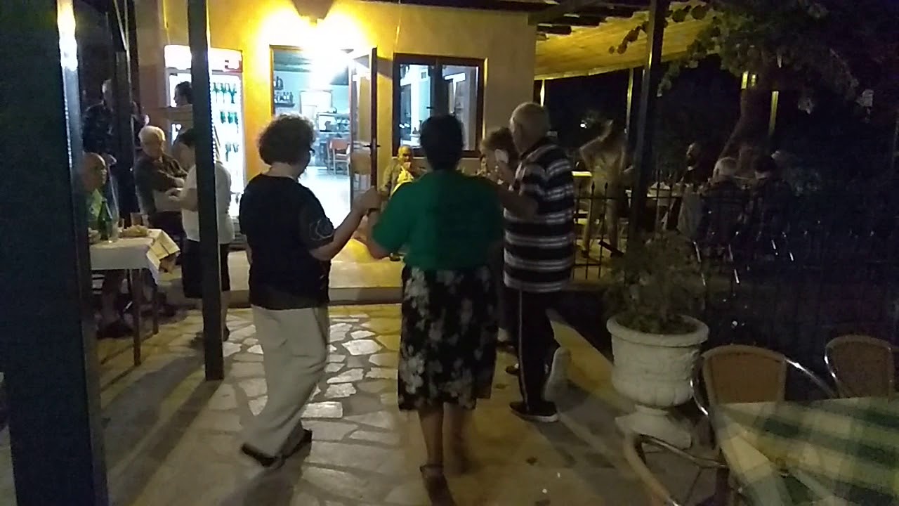 ΠΑΡΑΔΟΣΙΑΚΟ ΓΛΈΝΤΙ ΣΤΗΝ ΤΑΒΈΡΝΑ ΖΑΧΑΡΑΚΗ ΣΤΑ ΛΟΥΤΡΑ ΣΜΟΚΌΒΟΥ (2 ...