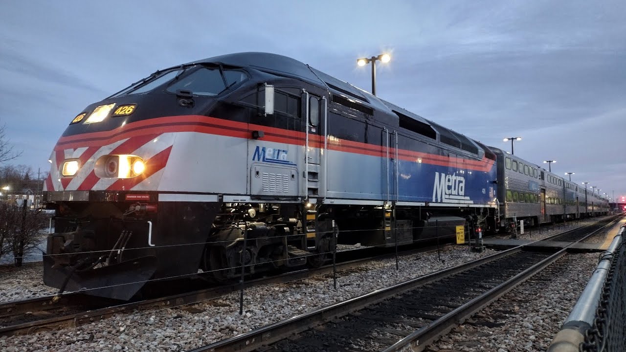 Metra MP36 426 west at National St. in Elgin, Illinois on December 19 ...