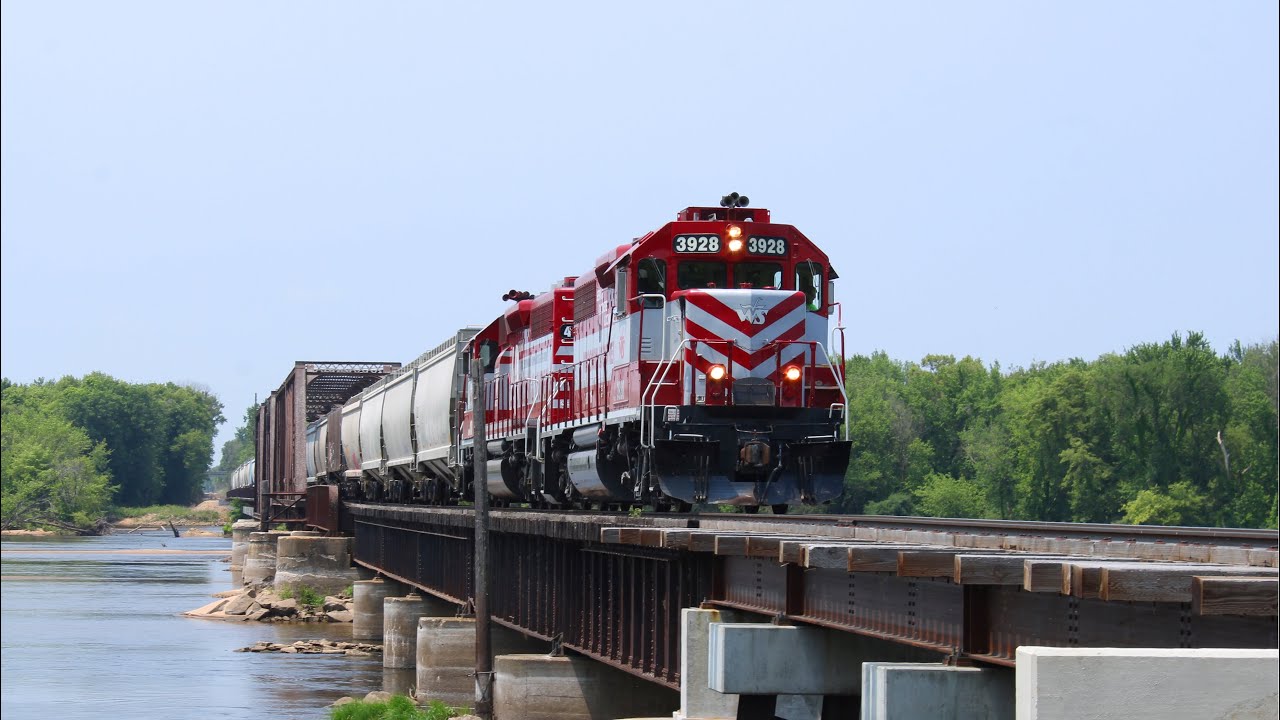 WAMX 3928 Leads WSOR L465 from Spring Green to Middleton! - YouTube