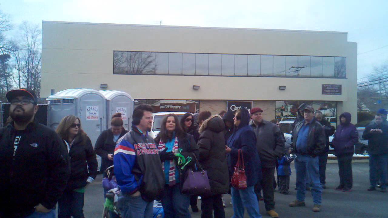 Hundreds of people waiting for Charlie's Hot Dogs - YouTube