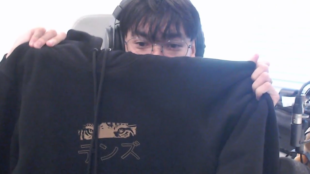 tenz showed some of his new merch - YouTube