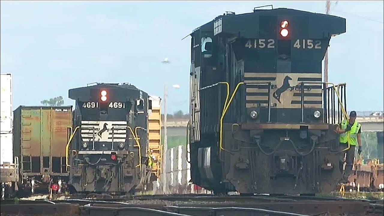 Norfolk Southern trains at Simpson Yard+Amtrak Heritage Unit! - YouTube