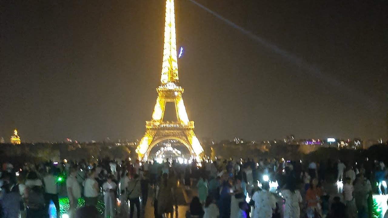 crazy techno house at the eiffel tower - YouTube