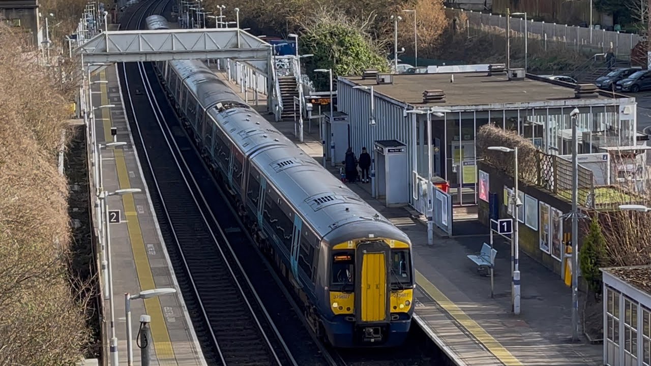 Southeastern Trains at Chelsfield Station - YouTube