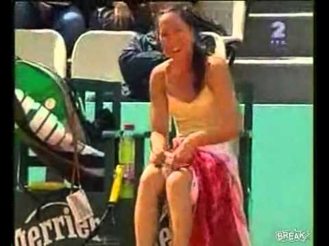 jelena jankovic in maçta iç çamaşırını değiştirmesi - changes underwear