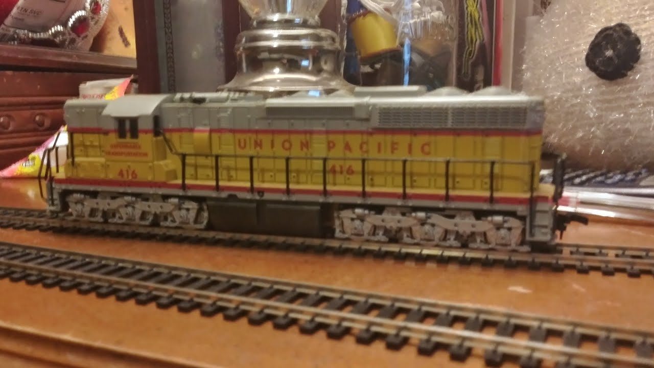Atlas Ho scale SD24 diesel engine UP #trains - YouTube