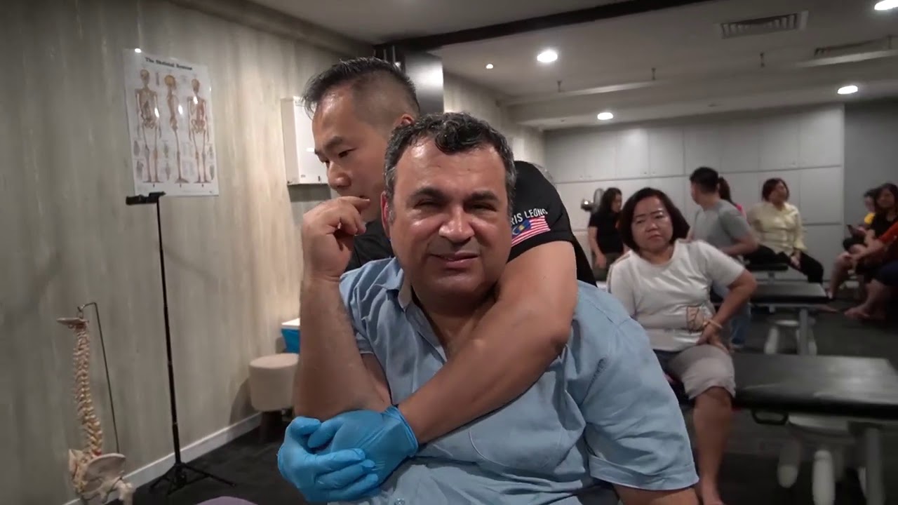 梁潤江师父跌打在CLM Mid Valley 中心。Master Chris Leong Tit Tar in CLM Mid Valley ...