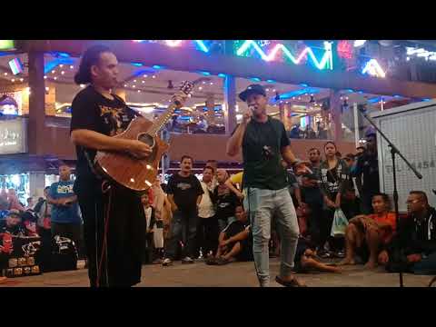 Siapa ini kok melengking suaranya..hebat Sekali... .