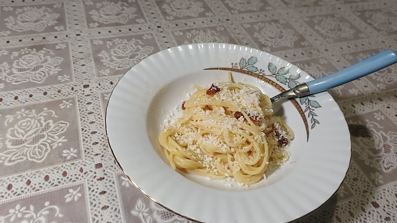 Un grande classico romano, Spaghetti alla carbonara! - YouTube