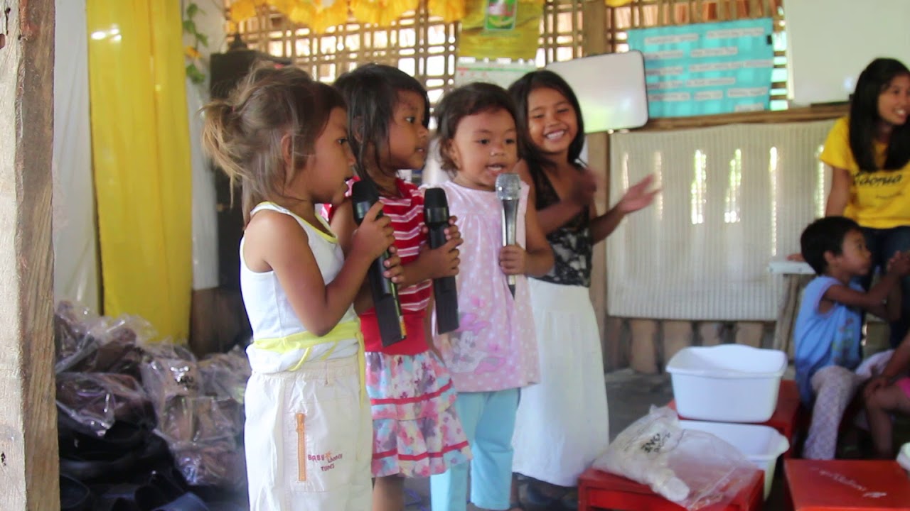 Filipino kids sing at church - YouTube