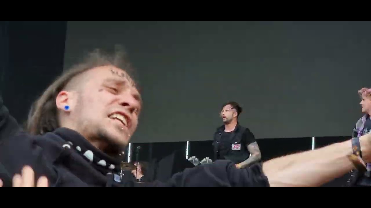 ELECTRIC CALLBOY - Mc Thunder -RESURRECTION FEST 2022 - YouTube