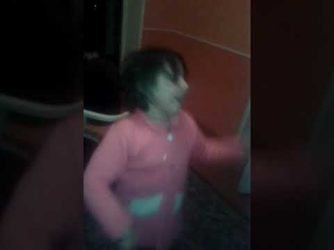 En  gozel/oynayan/qiz