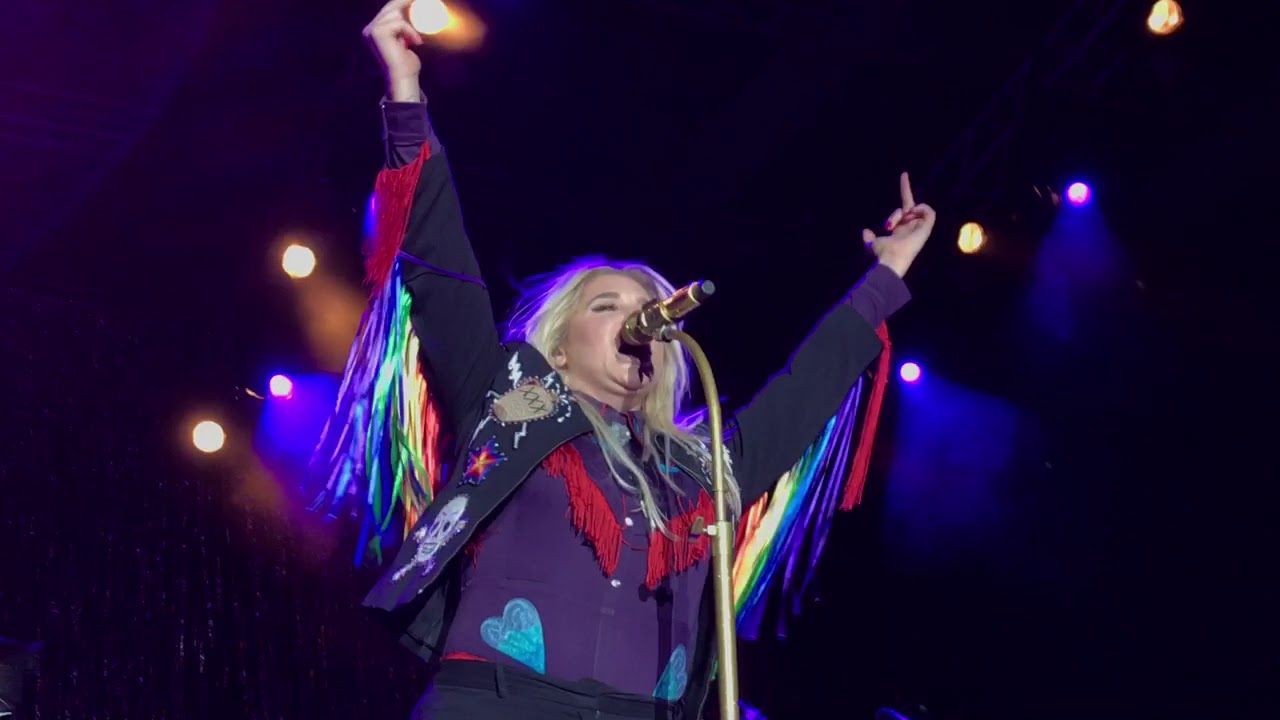 Kesha performing We R Who We R live & speaking - Las Vegas 2017 - YouTube