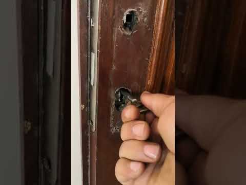 kilitli oda kapısı nasıl açılır. How to open a locked room door. كيفية فتح باب غرفة مقفل.