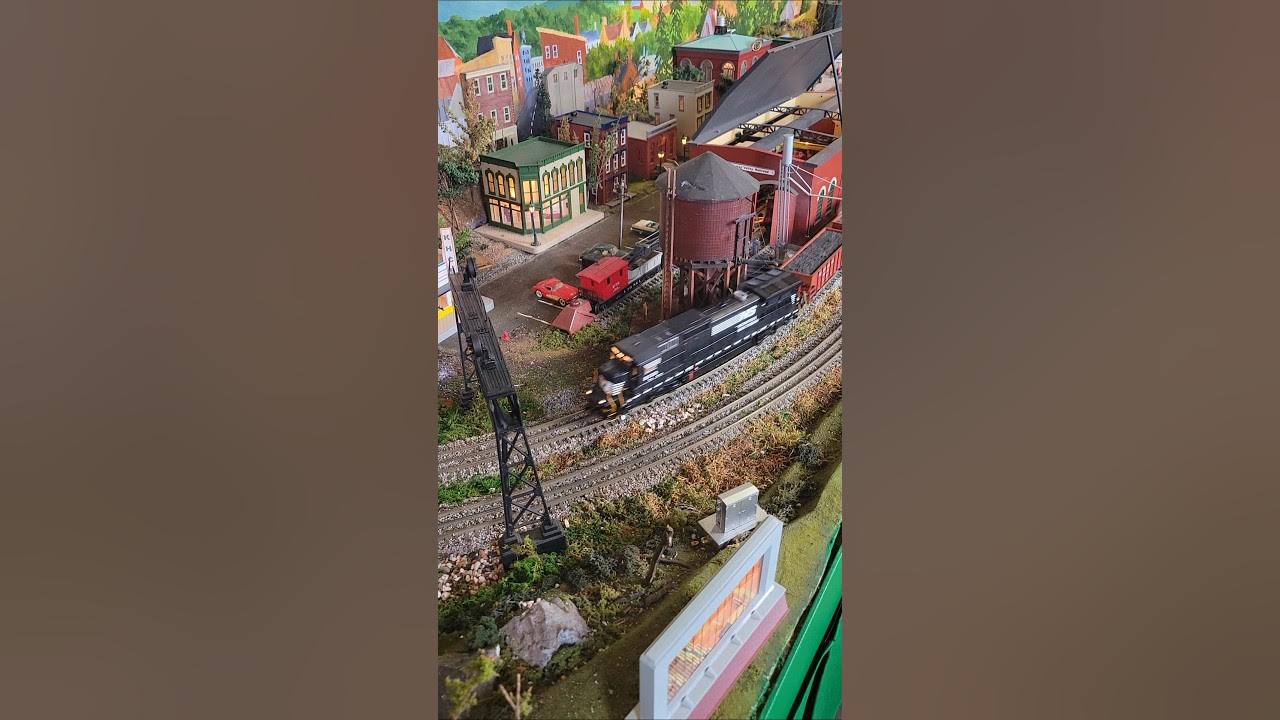Norfolk Southern GE on the O scale layout at Hagerstown Model Railroad Museum. - YouTube