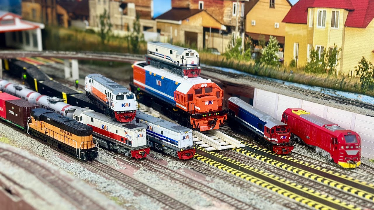 Merakit kereta api CC300,CC204 & CC201 Longhood Double traksi anjlok ...