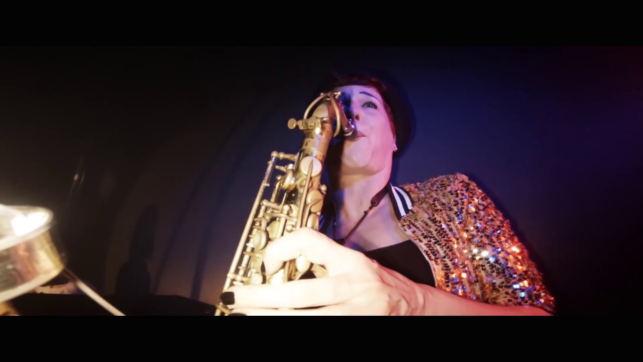 Djane Simoné featuring Saxophonistin Michelle Labonte - YouTube