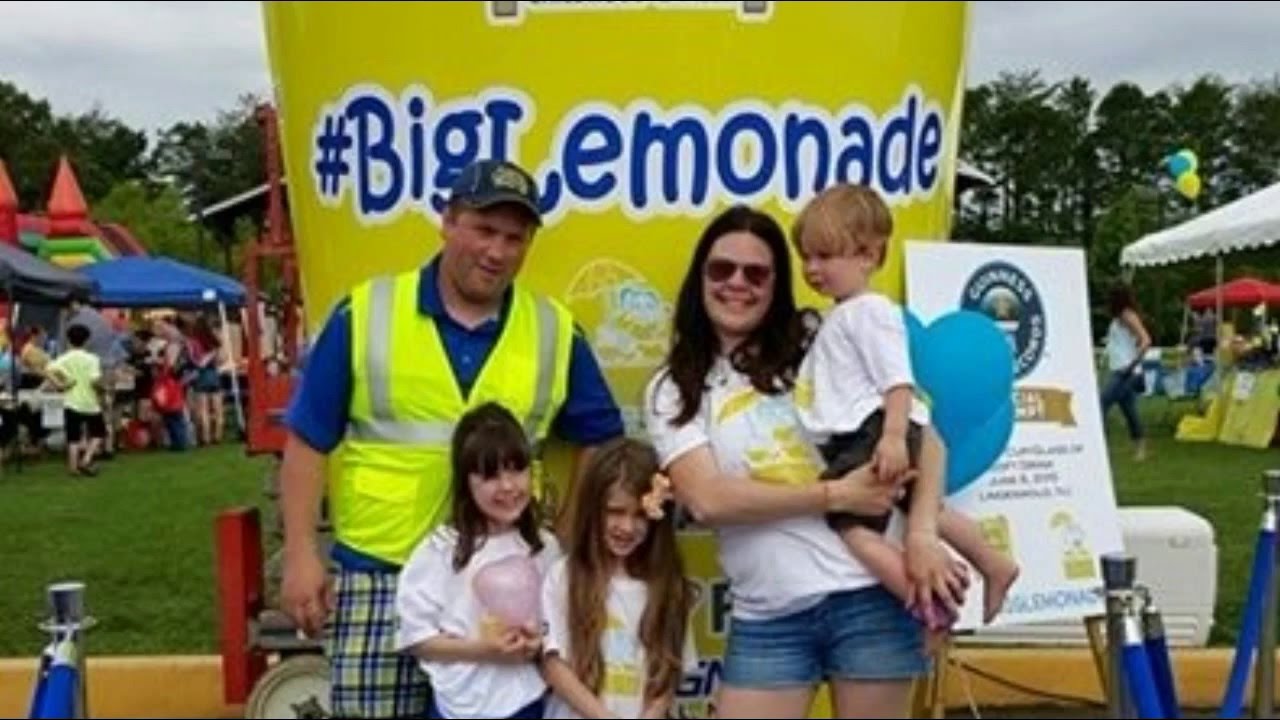 Alexs Leomande Stand Worlds largest cup of Lemonade #BIGLemonade - YouTube