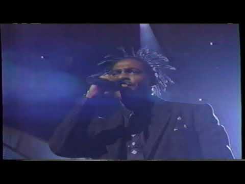 Coolio ft L.V.: Gangstas Paradise (1996) LIVE - YouTube