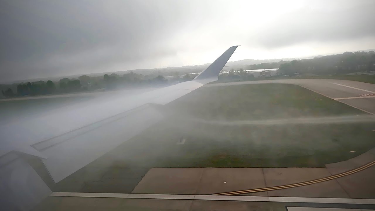 Amazing Wing Vapor! American Eagle CRJ-900 landing in Charlotte - YouTube