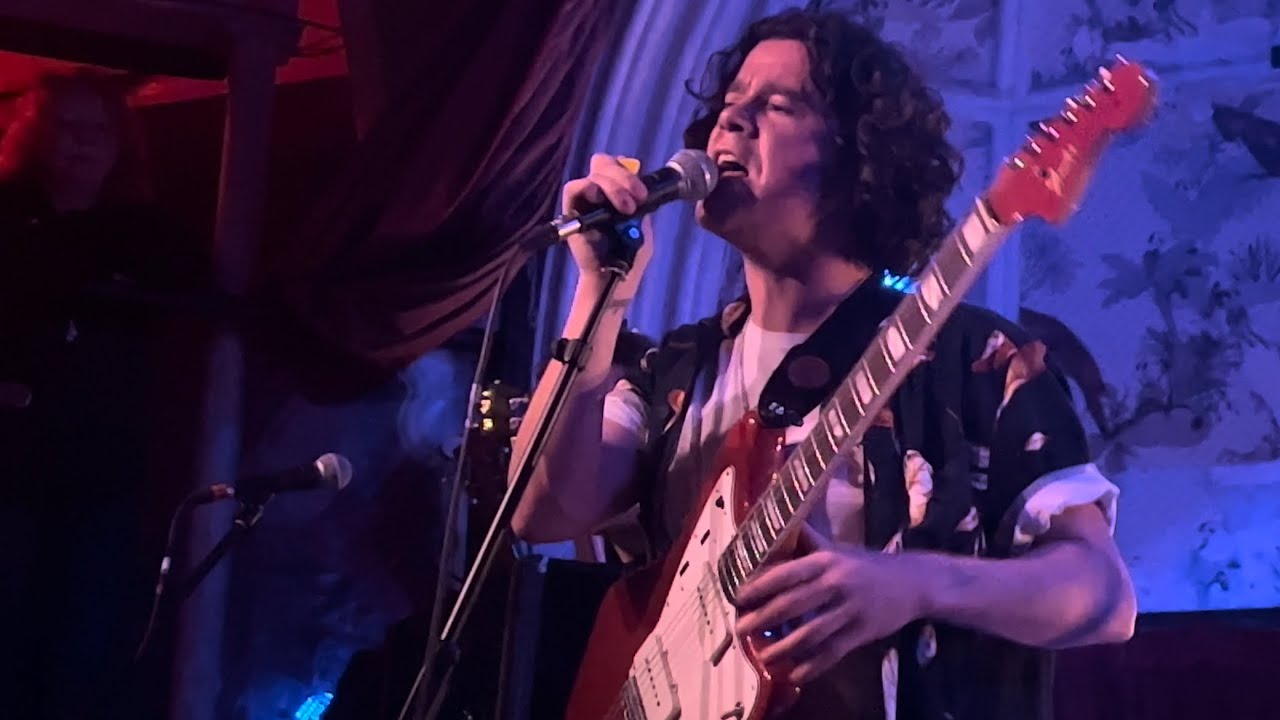 The View - Wasted Little DJs (Live @ Deaf Institute, Manchester) - YouTube