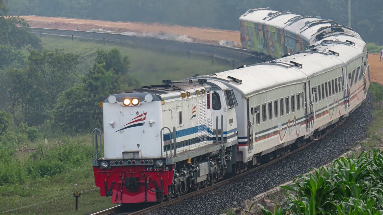 MOMEN KLASIK !!! Kereta Api Limeks Sriwijaya & KLB Pulp - YouTube