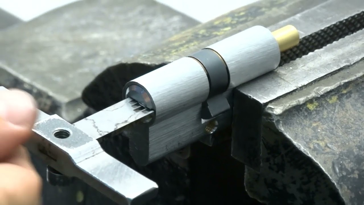 Self-impressioning tin foil lock pick for Securemme K2 lock - YouTube
