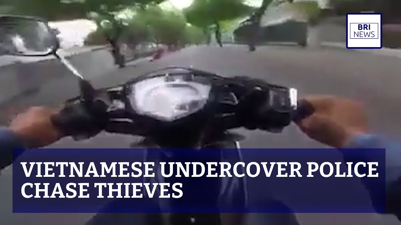 Vietnamese Undercover Police chase thieves by motorcycle - YouTube