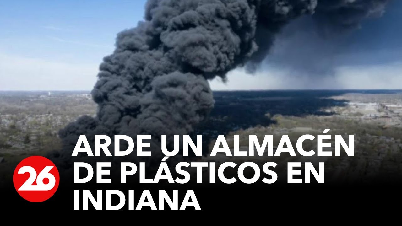 Fuego y humo tóxico en Indiana: arde un almacén de plásticos - YouTube