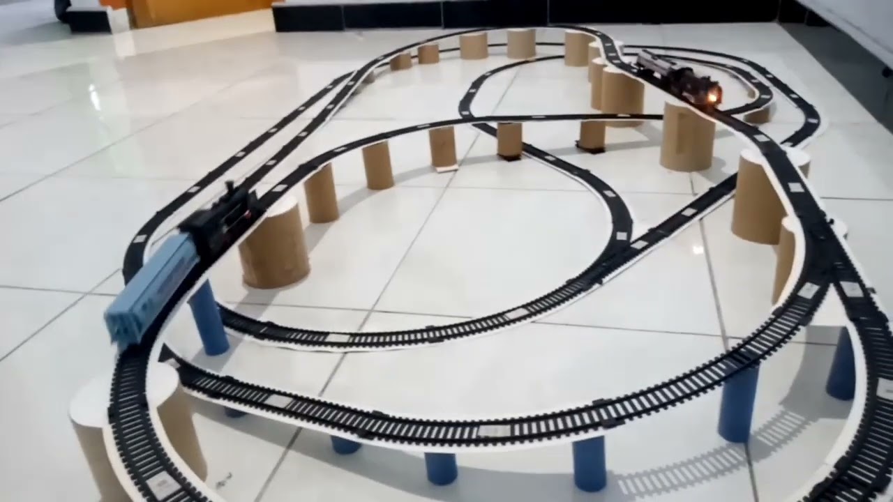 Mainan Anak - Menjalankan 2 Kereta Api Mainan Bersamaan - YouTube