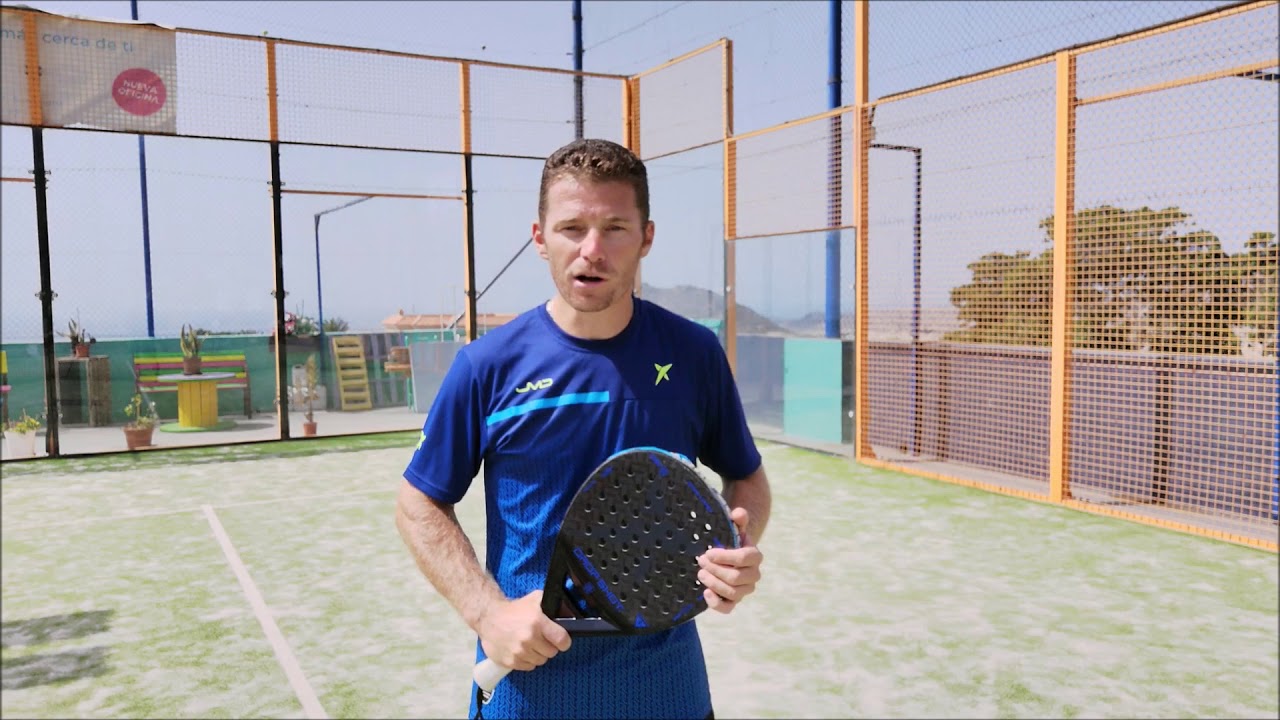 Tuto padel - Volée de revers à la grille - Julien Bondia / Avantage ...