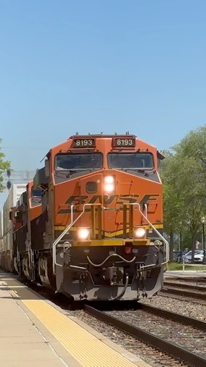 BNSF 8193 leads BNSF Z train past LaGrange - YouTube