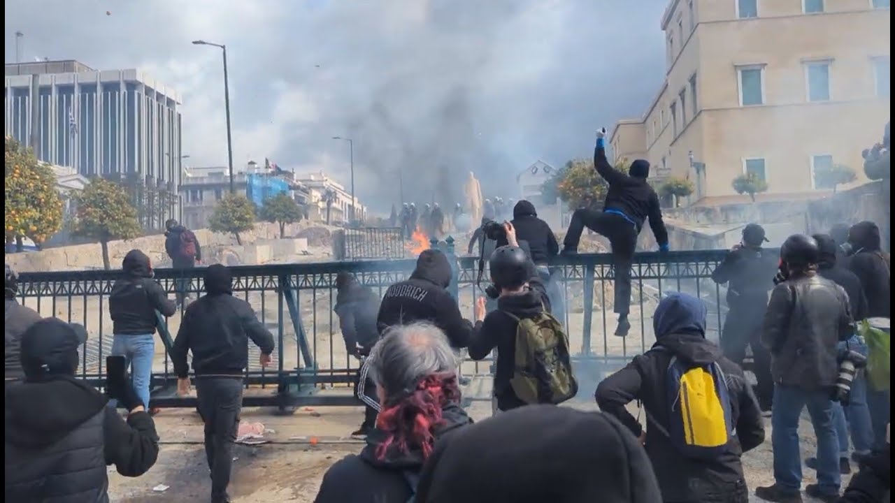 Σοβαρά επεισόδια στη μεγάλη συγκέντρωση για τα Τέμπη στην Αθήνα - YouTube