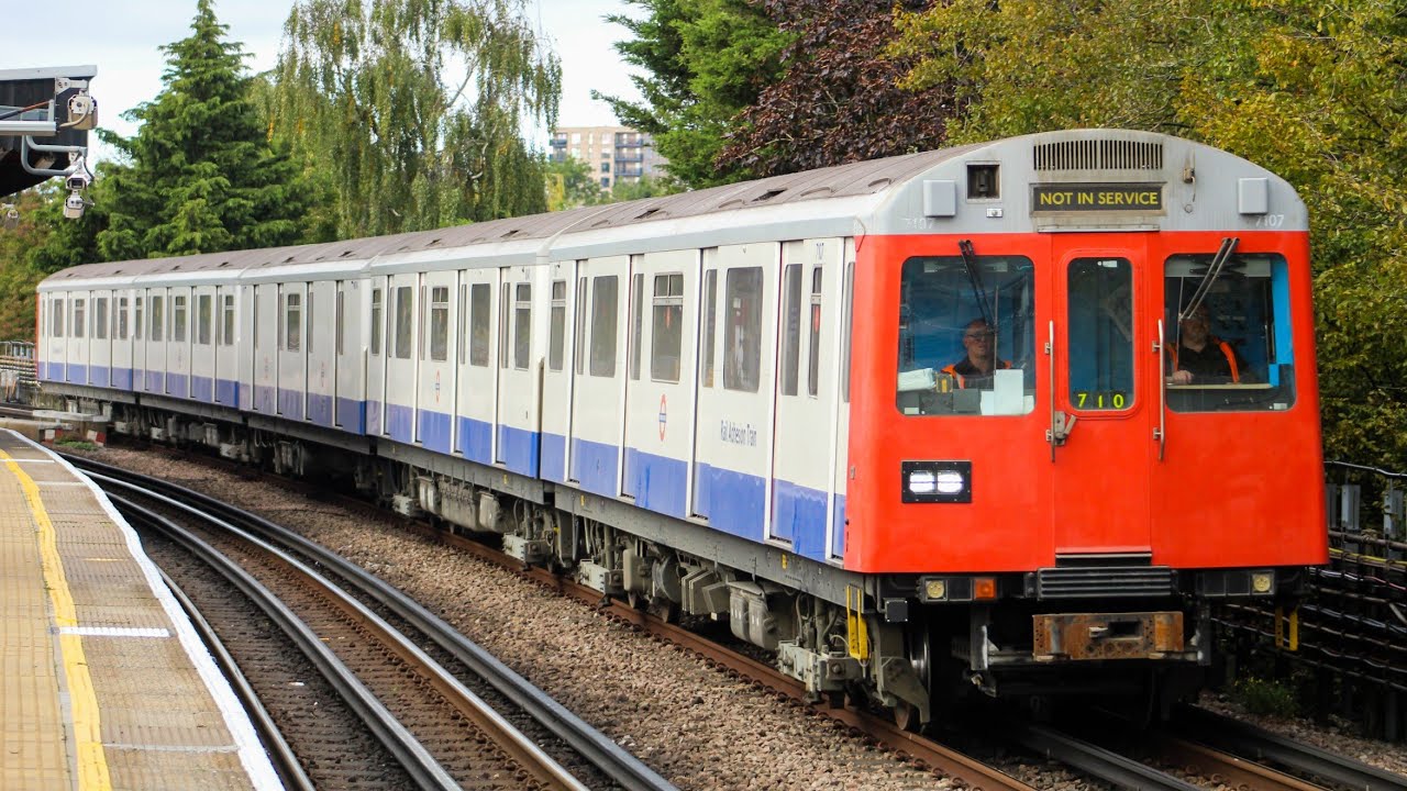 Ex-District Line D78 Stock 7107 & 7040 on Metropolitan Line RAT Duties ...