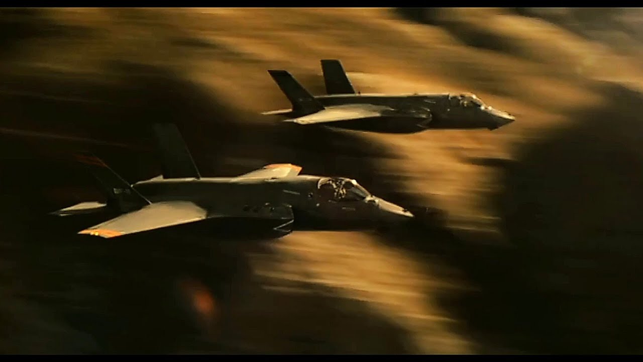 Green Lantern (2011) / A fight scene between a fighter jet and two ...