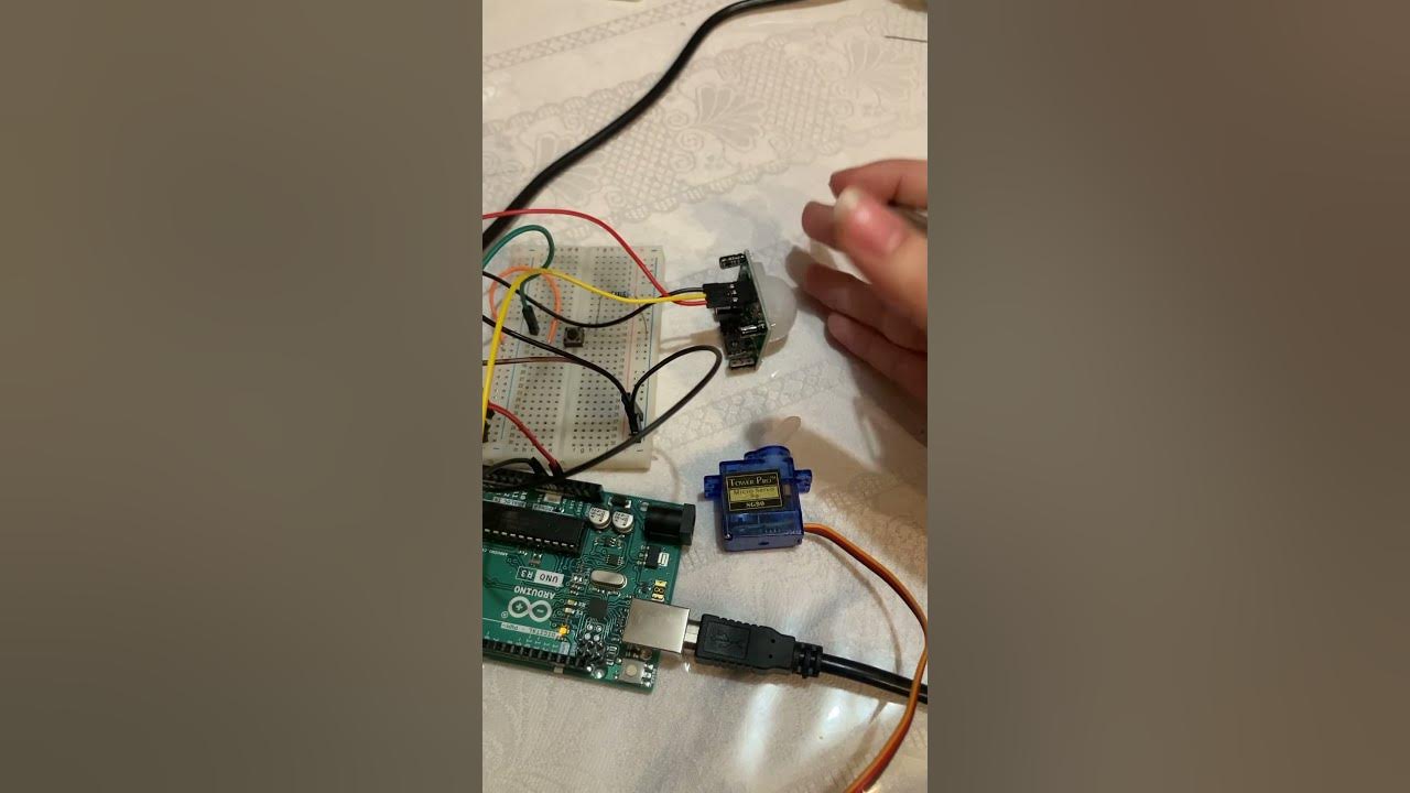 Proyecto de servo accionado con sensor PIR en Arduino, circuito, funcionamiento y programación ...