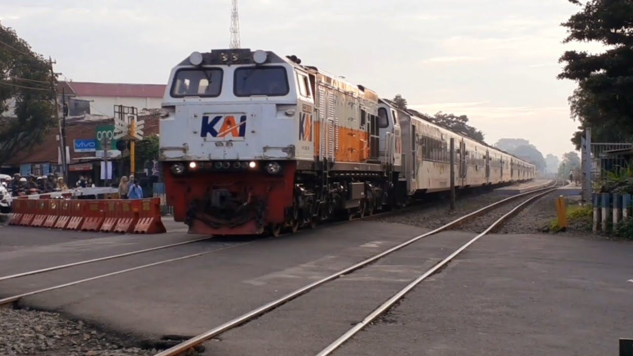 S35 KA TURANGGA LOKOMOTF CC206 - YouTube