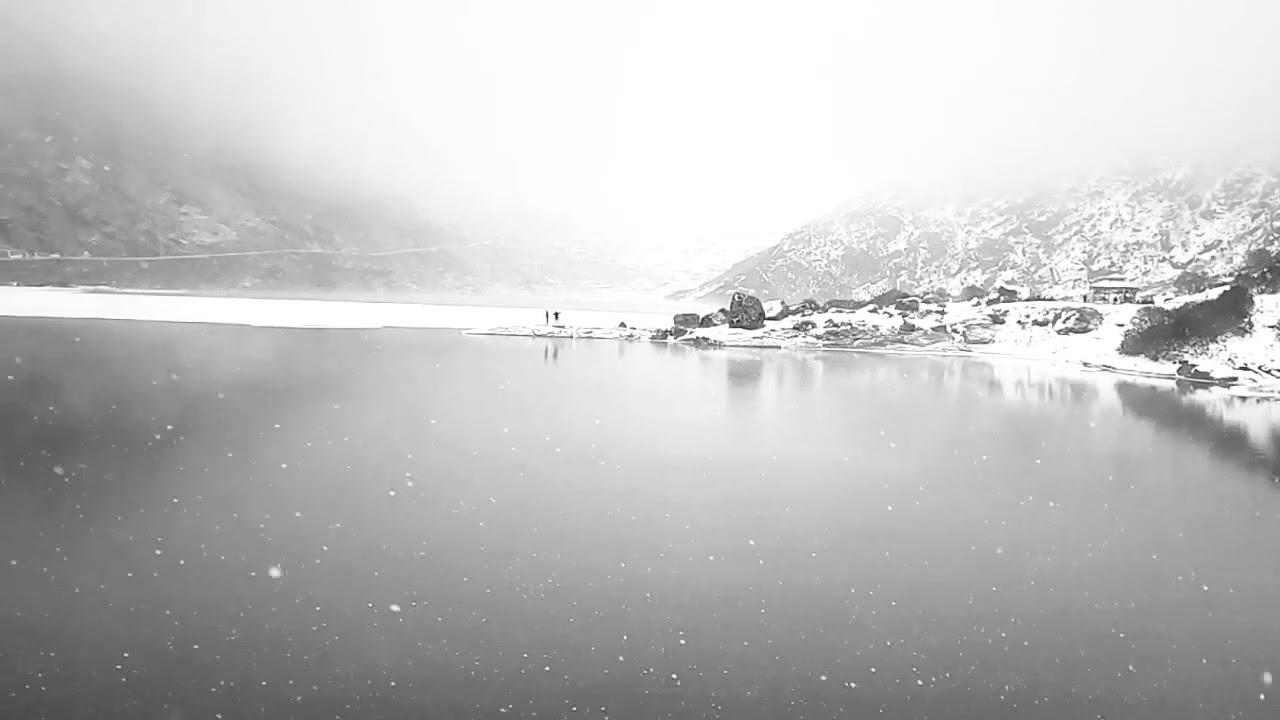 Winter is here || Snowfall in Changu lake ( tsongmo lake ) || Sikkim ...