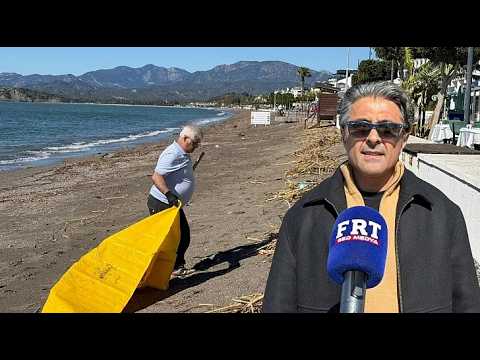 Fethiye'de şiddetli yağışın ardından Çalış Plajı'nda yoğun temizlik çalışması