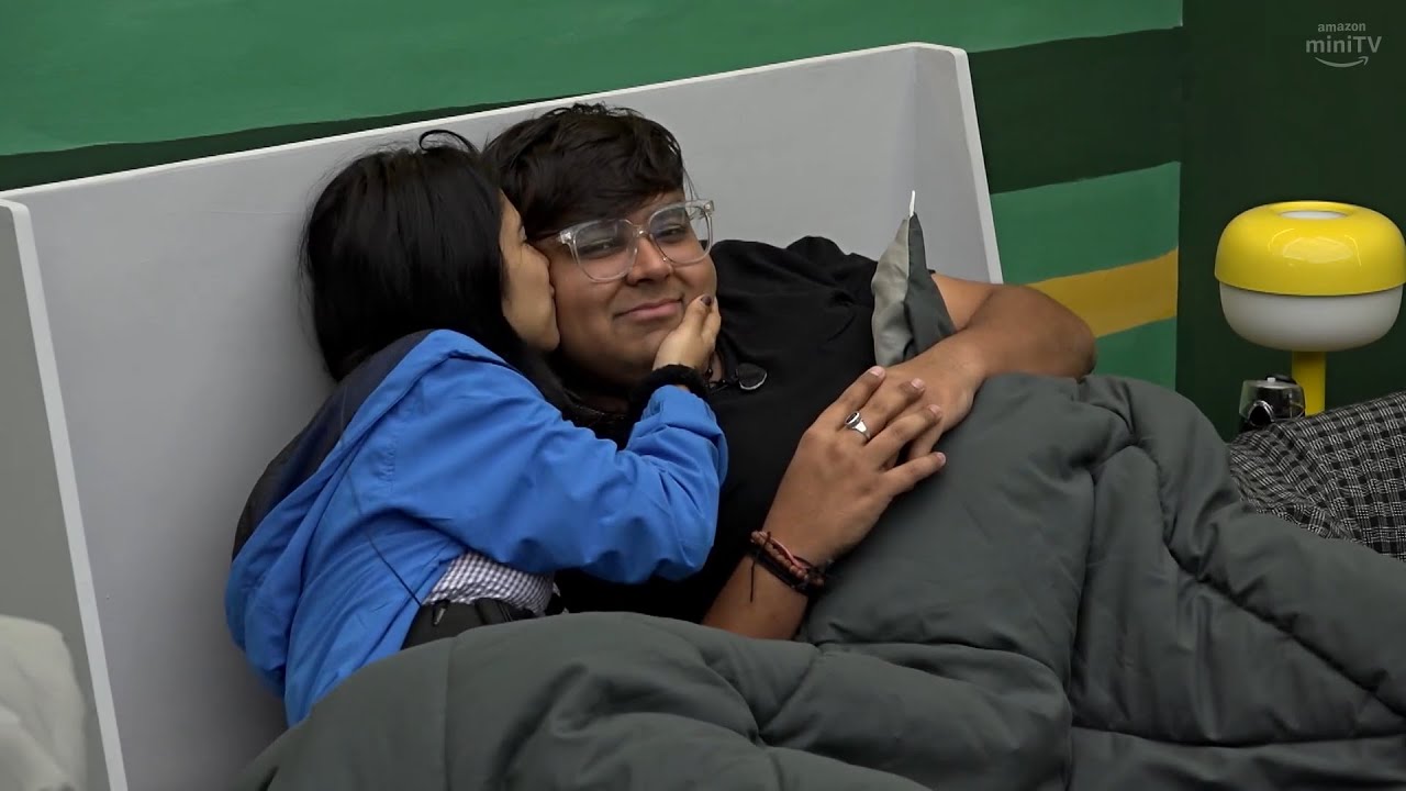 Valence ko kiss kiya pyari nari na #elvishyadav - YouTube