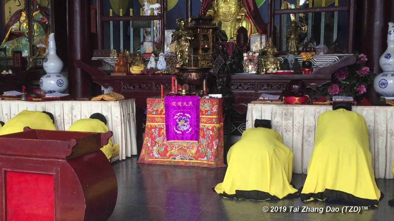 Rare Video of a Wudang Temple Taoist Chanting Prayer Session - YouTube