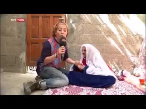 Muhabirin elini ısıran zombi nene