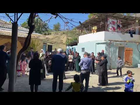 Dağıstan dağlarında düğün. Bahçede kır düğünü