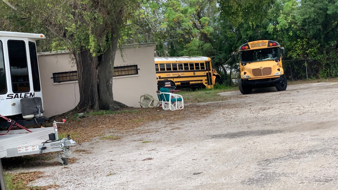 Looking at the old buses and watching the bus backing up 3 - YouTube